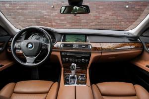 Black BMW 730 2014 in Marijampole, with an engine capacity of 2.99 L and mileage of 294 thousand km for 14950 €, photo 18 on AUTOMOTO.COM.LV