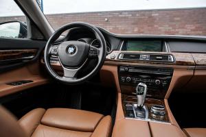 Black BMW 730 2014 in Marijampole, with an engine capacity of 2.99 L and mileage of 294 thousand km for 14950 €, photo 19 on AUTOMOTO.COM.LV