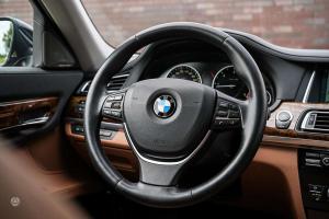 Black BMW 730 2014 in Marijampole, with an engine capacity of 2.99 L and mileage of 294 thousand km for 14950 €, photo 20 on AUTOMOTO.COM.LV