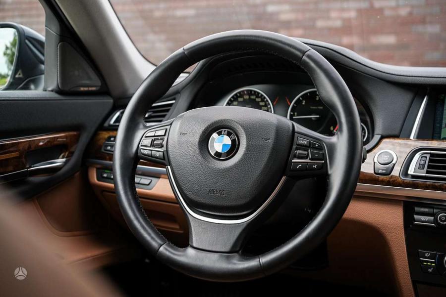 Black BMW 730 2014 in Marijampole, with an engine capacity of 2.99 L and mileage of 294 thousand km for 14950 €, photo 20 on AUTOMOTO.COM.LV