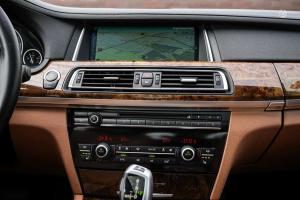Black BMW 730 2014 in Marijampole, with an engine capacity of 2.99 L and mileage of 294 thousand km for 14950 €, photo 21 on AUTOMOTO.COM.LV