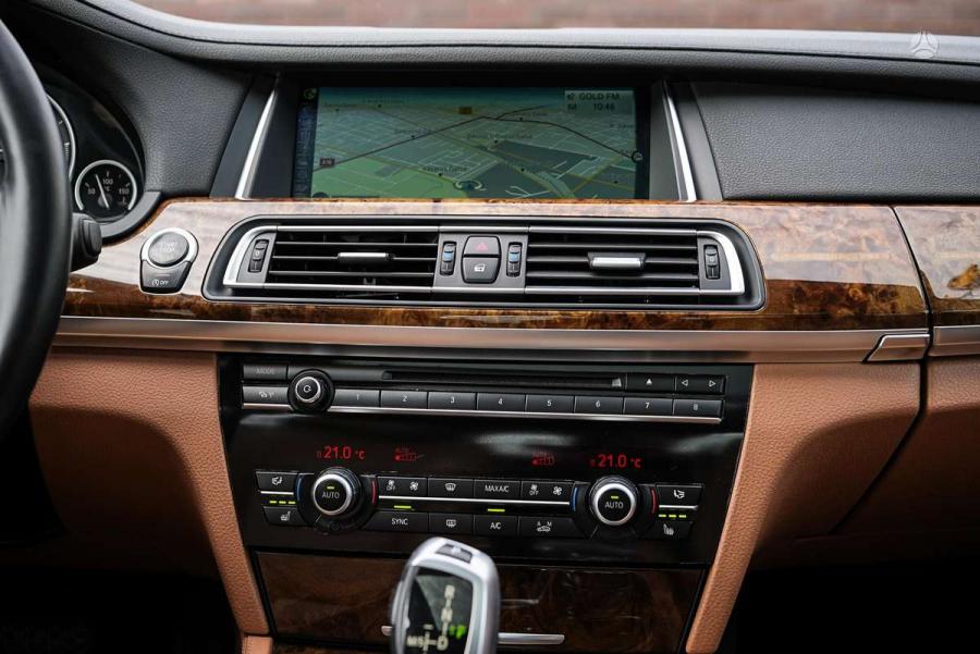 Black BMW 730 2014 in Marijampole, with an engine capacity of 2.99 L and mileage of 294 thousand km for 14950 €, photo 21 on AUTOMOTO.COM.LV