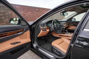 Black BMW 730 2014 in Marijampole, with an engine capacity of 2.99 L and mileage of 294 thousand km for 14950 €, photo 27 on AUTOMOTO.COM.LV