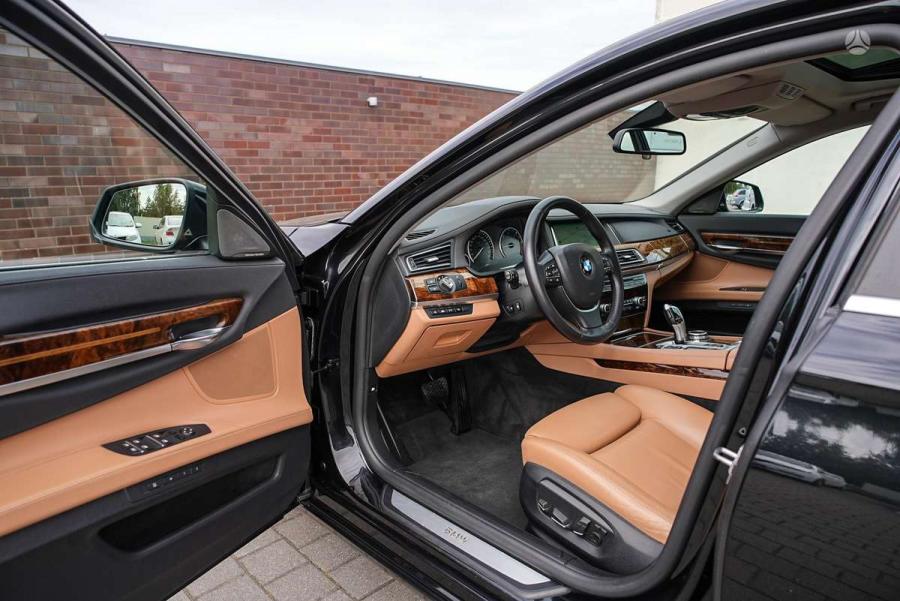 Black BMW 730 2014 in Marijampole, with an engine capacity of 2.99 L and mileage of 294 thousand km for 14950 €, photo 27 on AUTOMOTO.COM.LV