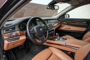Black BMW 730 2014 in Marijampole, with an engine capacity of 2.99 L and mileage of 294 thousand km for 14950 €, photo 28 on AUTOMOTO.COM.LV