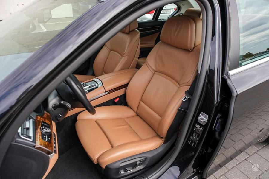 Black BMW 730 2014 in Marijampole, with an engine capacity of 2.99 L and mileage of 294 thousand km for 14950 €, photo 30 on AUTOMOTO.COM.LV