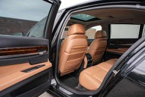 Black BMW 730 2014 in Marijampole, with an engine capacity of 2.99 L and mileage of 294 thousand km for 14950 €, photo 35 on AUTOMOTO.COM.LV