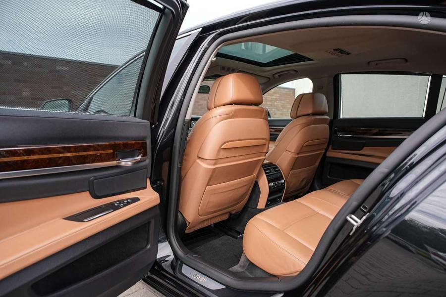 Black BMW 730 2014 in Marijampole, with an engine capacity of 2.99 L and mileage of 294 thousand km for 14950 €, photo 35 on AUTOMOTO.COM.LV