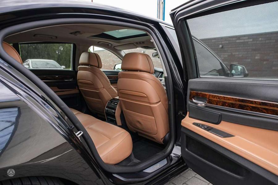 Black BMW 730 2014 in Marijampole, with an engine capacity of 2.99 L and mileage of 294 thousand km for 14950 €, photo 39 on AUTOMOTO.COM.LV