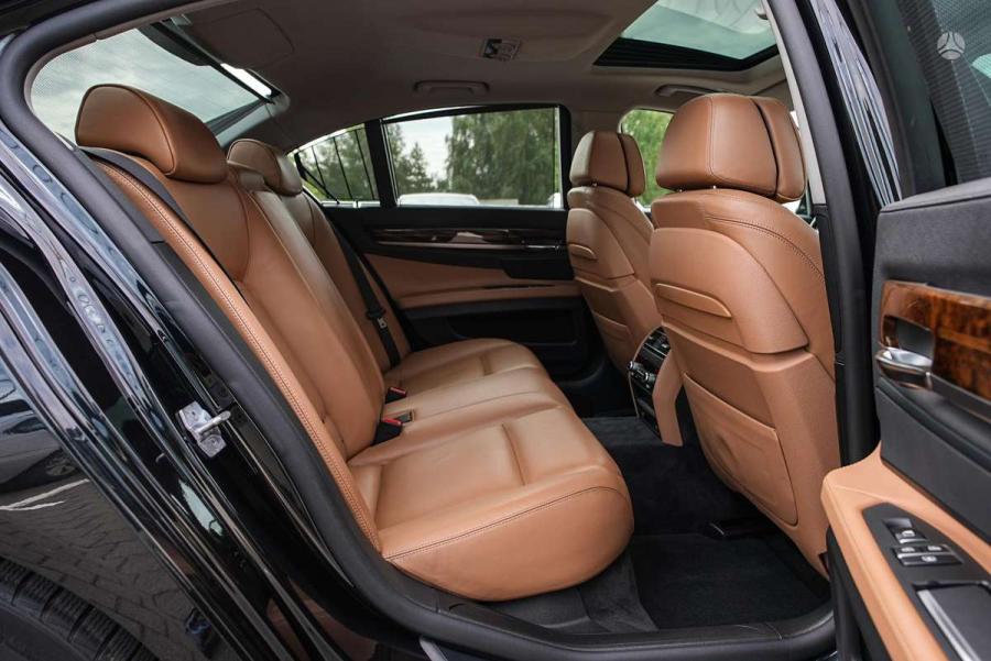 Black BMW 730 2014 in Marijampole, with an engine capacity of 2.99 L and mileage of 294 thousand km for 14950 €, photo 40 on AUTOMOTO.COM.LV