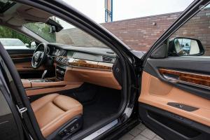 Black BMW 730 2014 in Marijampole, with an engine capacity of 2.99 L and mileage of 294 thousand km for 14950 €, photo 41 on AUTOMOTO.COM.LV