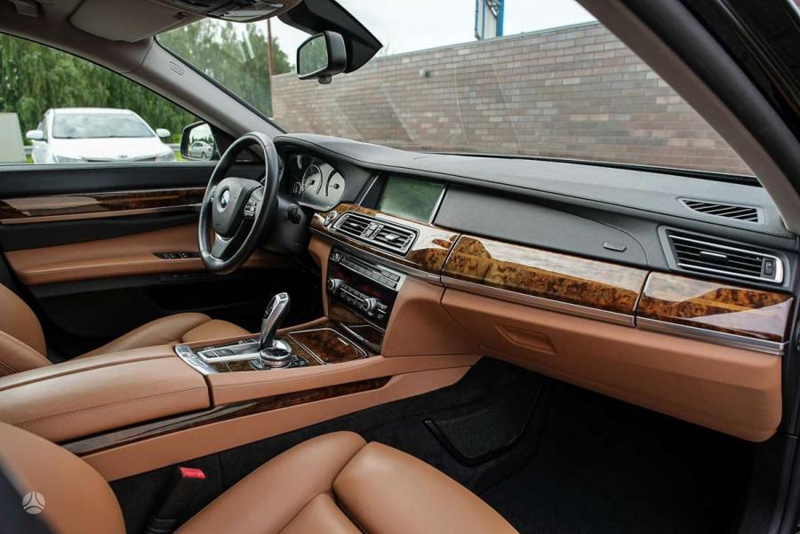 Black BMW 730 2014 in Marijampole, with an engine capacity of 2.99 L and mileage of 294 thousand km for 14950 €, photo 42 on AUTOMOTO.COM.LV