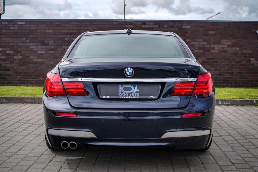 Black BMW 730 2014 in Kaunas, with an engine capacity of 2.99 L and mileage of 249 thousand km for 13450 €, photo 12 on AUTOMOTO.COM.LV