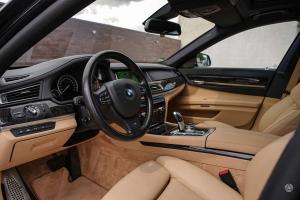 Black BMW 730 2014 in Kaunas, with an engine capacity of 2.99 L and mileage of 249 thousand km for 13450 €, photo 29 on AUTOMOTO.COM.LV
