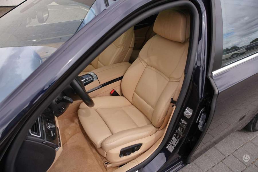 Black BMW 730 2014 in Kaunas, with an engine capacity of 2.99 L and mileage of 249 thousand km for 13450 €, photo 31 on AUTOMOTO.COM.LV