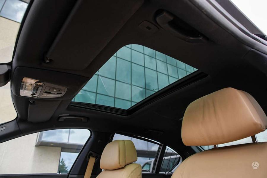 Black BMW 730 2014 in Kaunas, with an engine capacity of 2.99 L and mileage of 249 thousand km for 13450 €, photo 32 on AUTOMOTO.COM.LV