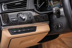 Black BMW 730 2014 in Kaunas, with an engine capacity of 2.99 L and mileage of 249 thousand km for 13450 €, photo 33 on AUTOMOTO.COM.LV