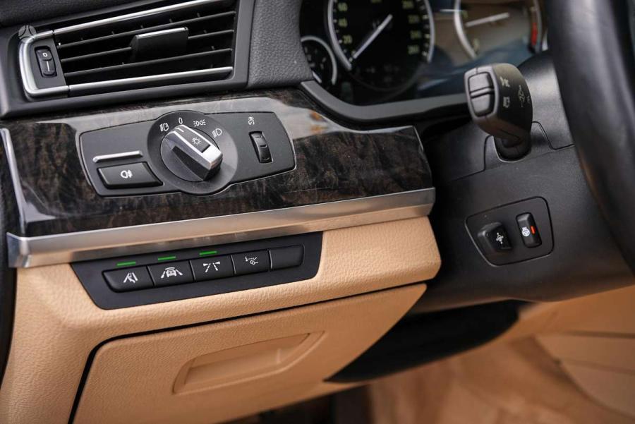 Black BMW 730 2014 in Kaunas, with an engine capacity of 2.99 L and mileage of 249 thousand km for 13450 €, photo 33 on AUTOMOTO.COM.LV