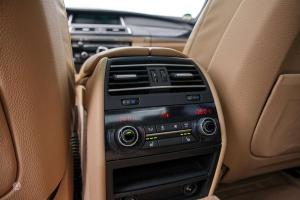 Black BMW 730 2014 in Kaunas, with an engine capacity of 2.99 L and mileage of 249 thousand km for 13450 €, photo 38 on AUTOMOTO.COM.LV
