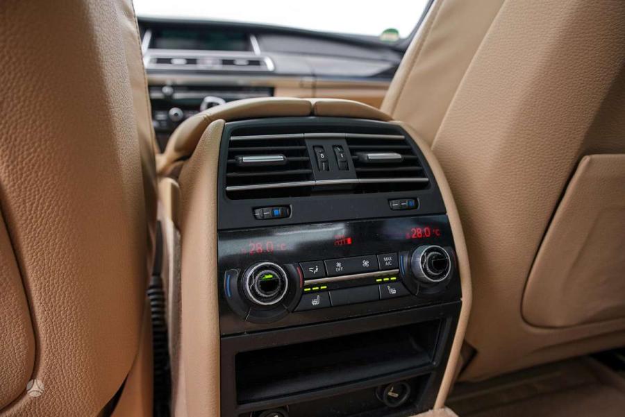 Black BMW 730 2014 in Kaunas, with an engine capacity of 2.99 L and mileage of 249 thousand km for 13450 €, photo 38 on AUTOMOTO.COM.LV
