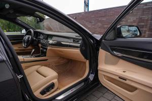 Black BMW 730 2014 in Kaunas, with an engine capacity of 2.99 L and mileage of 249 thousand km for 13450 €, photo 42 on AUTOMOTO.COM.LV