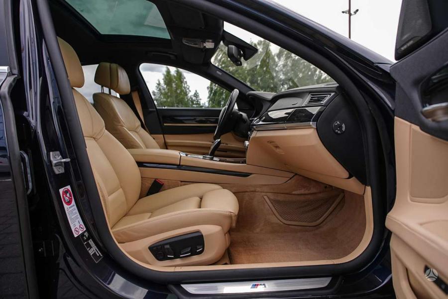 Black BMW 730 2014 in Kaunas, with an engine capacity of 2.99 L and mileage of 249 thousand km for 13450 €, photo 44 on AUTOMOTO.COM.LV