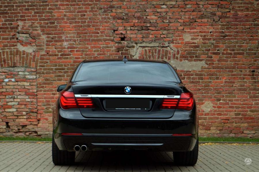 Black BMW 730 2014 in Kaunas, with an engine capacity of 2.99 L and mileage of 295 thousand km for 14800 €, photo 8 on AUTOMOTO.COM.LV