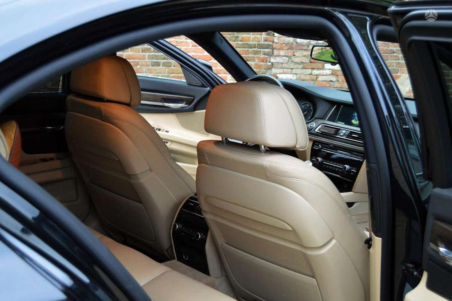 Black BMW 730 2014 in Kaunas, with an engine capacity of 2.99 L and mileage of 295 thousand km for 14800 €, photo 16 on AUTOMOTO.COM.LV
