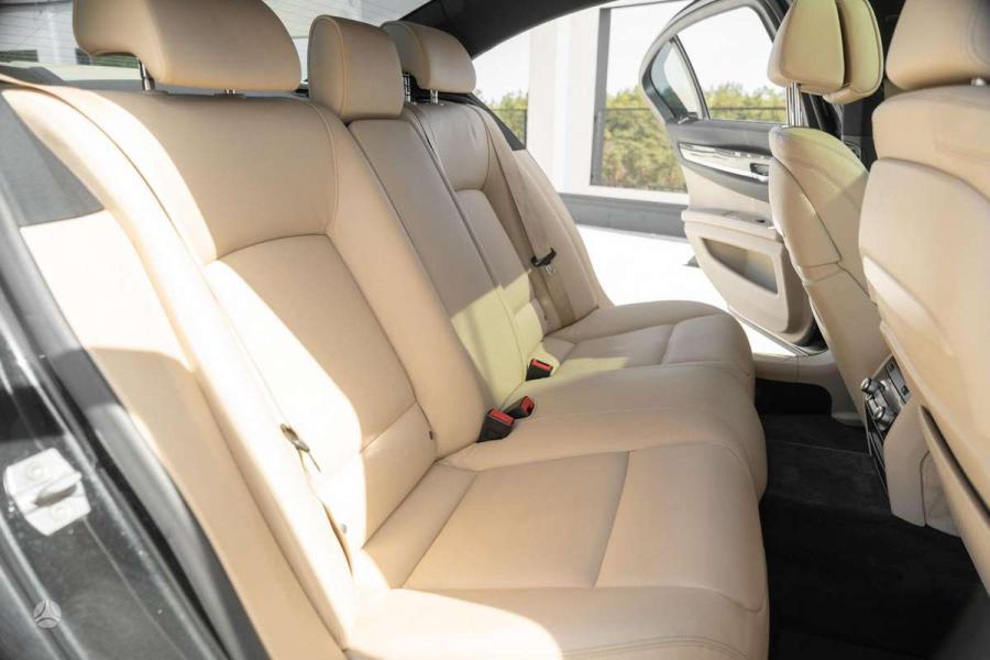 Black BMW 730 2014 in Vilnius, with an engine capacity of 2.99 L and mileage of 218 thousand km for 11250 €, photo 26 on AUTOMOTO.COM.LV