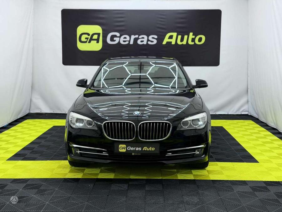 Black BMW 730 2015 in Vilnius, with an engine capacity of 2.99 L and mileage of 240 thousand km for 13990 €, photo 3 on AUTOMOTO.COM.LV