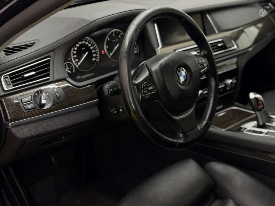 Black BMW 730 2015 in Vilnius, with an engine capacity of 2.99 L and mileage of 240 thousand km for 13990 €, photo 8 on AUTOMOTO.COM.LV