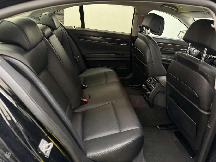 Black BMW 730 2015 in Vilnius, with an engine capacity of 2.99 L and mileage of 240 thousand km for 13990 €, photo 12 on AUTOMOTO.COM.LV
