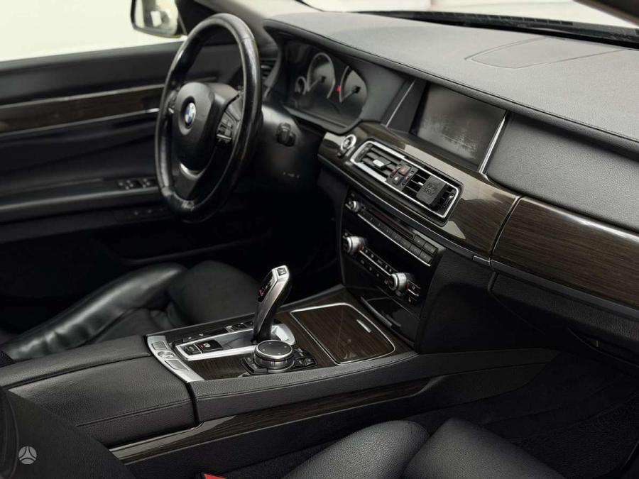 Black BMW 730 2015 in Vilnius, with an engine capacity of 2.99 L and mileage of 240 thousand km for 13990 €, photo 13 on AUTOMOTO.COM.LV