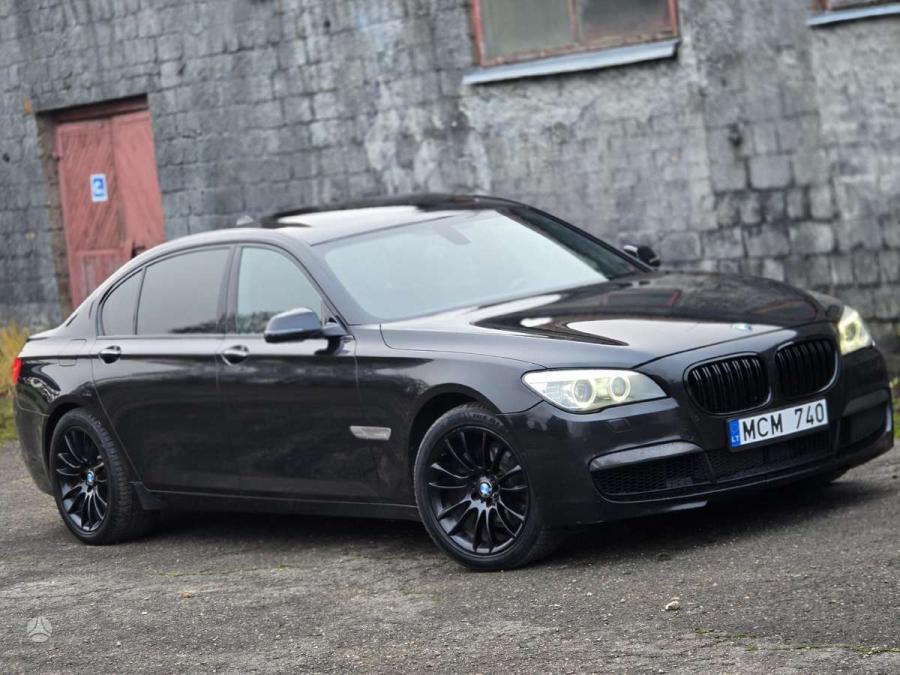 Black BMW 730 2015 in Radviliskis, with an engine capacity of 3.00 L and mileage of 293 thousand km for 11700 €, photo 2 on AUTOMOTO.COM.LV