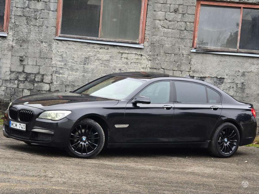 Black BMW 730 2015 in Radviliskis, with an engine capacity of 3.00 L and mileage of 293 thousand km for 11700 €, photo 4 on AUTOMOTO.COM.LV