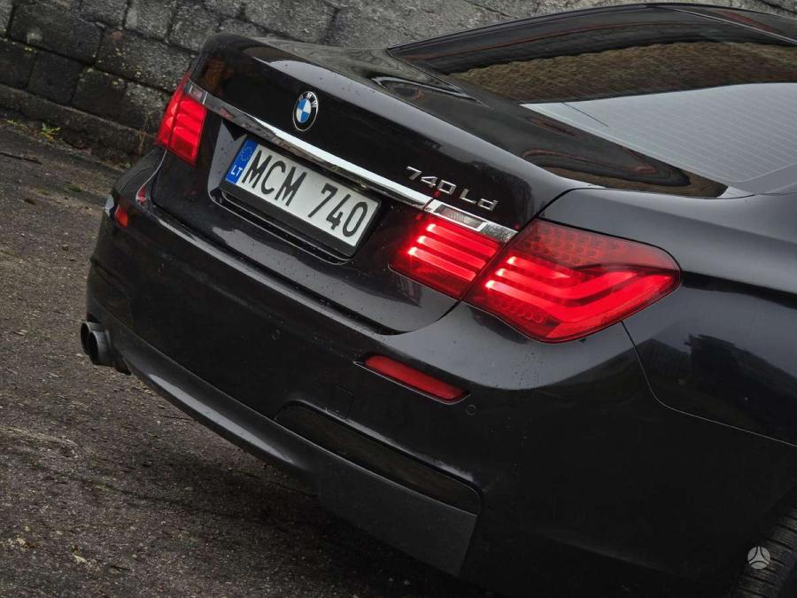 Black BMW 730 2015 in Radviliskis, with an engine capacity of 3.00 L and mileage of 293 thousand km for 11700 €, photo 9 on AUTOMOTO.COM.LV