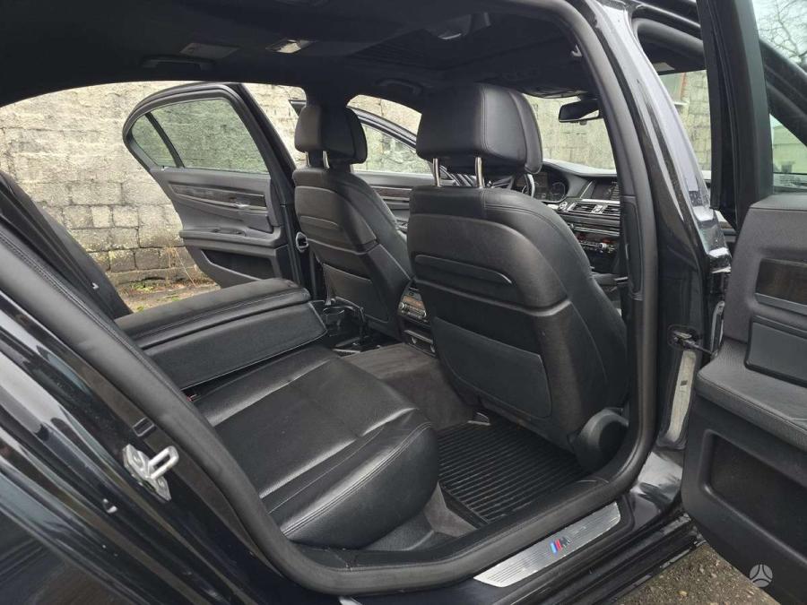 Black BMW 730 2015 in Radviliskis, with an engine capacity of 3.00 L and mileage of 293 thousand km for 11700 €, photo 15 on AUTOMOTO.COM.LV