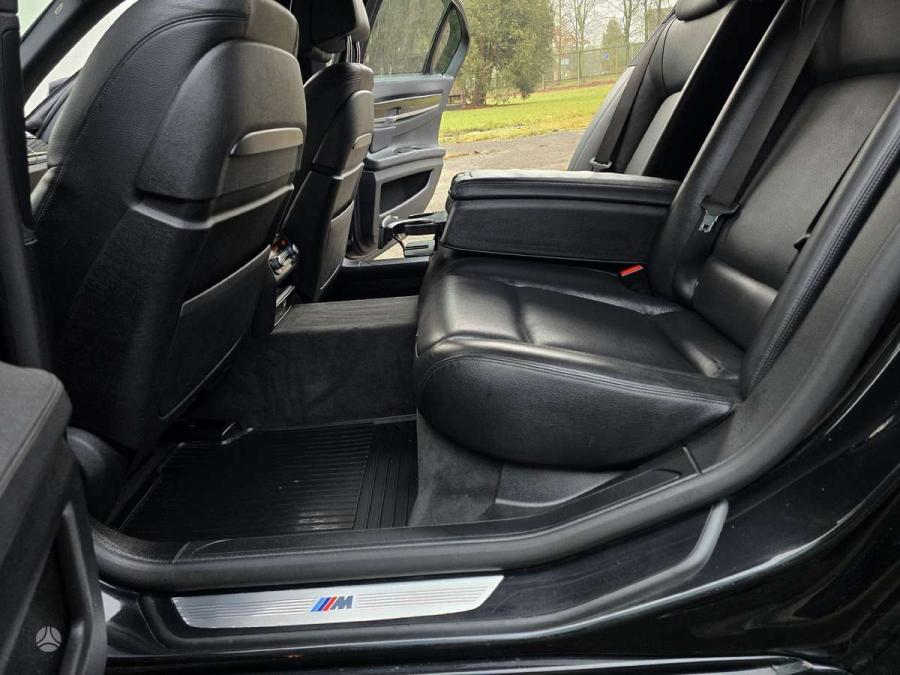 Black BMW 730 2015 in Radviliskis, with an engine capacity of 3.00 L and mileage of 293 thousand km for 11700 €, photo 18 on AUTOMOTO.COM.LV