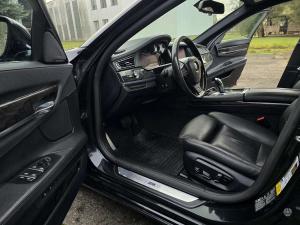 Black BMW 730 2015 in Radviliskis, with an engine capacity of 3.00 L and mileage of 293 thousand km for 11700 €, photo 19 on AUTOMOTO.COM.LV