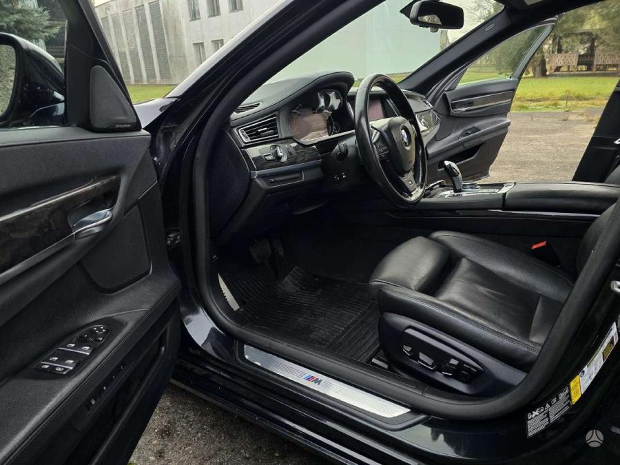 Black BMW 730 2015 in Radviliskis, with an engine capacity of 3.00 L and mileage of 293 thousand km for 11700 €, photo 19 on AUTOMOTO.COM.LV