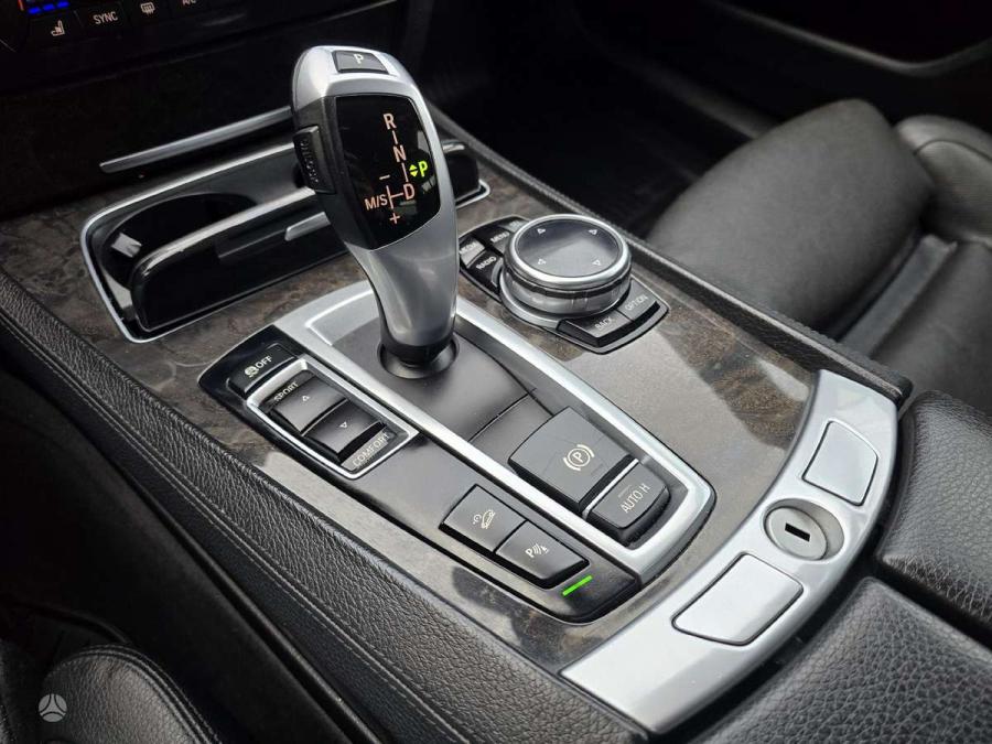 Black BMW 730 2015 in Radviliskis, with an engine capacity of 3.00 L and mileage of 293 thousand km for 11700 €, photo 29 on AUTOMOTO.COM.LV