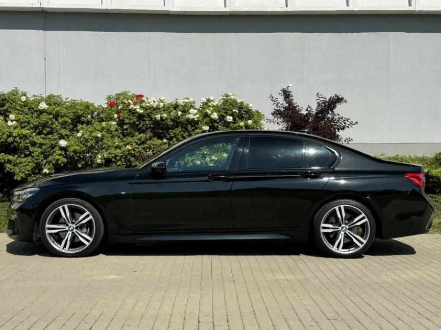 Black BMW 730 2016 in Riga, with an engine capacity of 3.00 L and mileage of 188 thousand km for 31490 €, photo 5 on AUTOMOTO.COM.LV