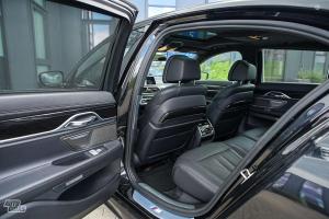 Black BMW 730 2016 in Kaunas, with an engine capacity of 3.00 L and mileage of 287 thousand km for 20950 €, photo 37 on AUTOMOTO.COM.LV