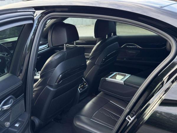 Black BMW 730 2016 in Vilnius, with an engine capacity of 2.99 L and mileage of 267 thousand km for 23900 €, photo 10 on AUTOMOTO.COM.LV
