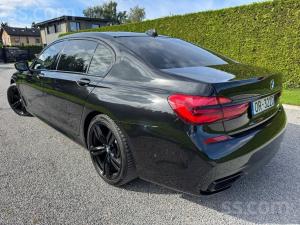 Black BMW 730 2016 in Riga, with an engine capacity of 3.00 L and mileage of 247 thousand km for 27999 €, photo 5 on AUTOMOTO.COM.LV