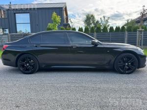 Black BMW 730 2016 in Riga, with an engine capacity of 3.00 L and mileage of 247 thousand km for 27999 €, photo 9 on AUTOMOTO.COM.LV