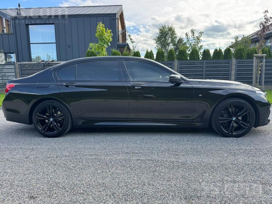Black BMW 730 2016 in Riga, with an engine capacity of 3.00 L and mileage of 247 thousand km for 27999 €, photo 9 on AUTOMOTO.COM.LV