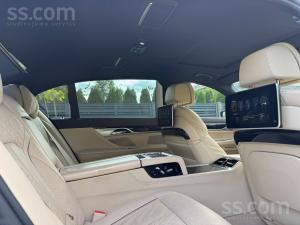 Black BMW 730 2016 in Riga, with an engine capacity of 3.00 L and mileage of 247 thousand km for 27999 €, photo 13 on AUTOMOTO.COM.LV