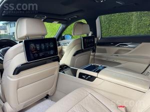 Black BMW 730 2016 in Riga, with an engine capacity of 3.00 L and mileage of 247 thousand km for 27999 €, photo 14 on AUTOMOTO.COM.LV