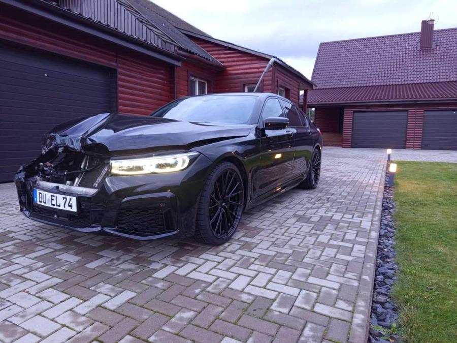 Melns BMW 730 2016 Viļņa, ar dzinēja tilpumu 2.99 L un nobraukumu 239 tūkst. km par 15500 €, foto 4 vietnē AUTOMOTO.COM.LV